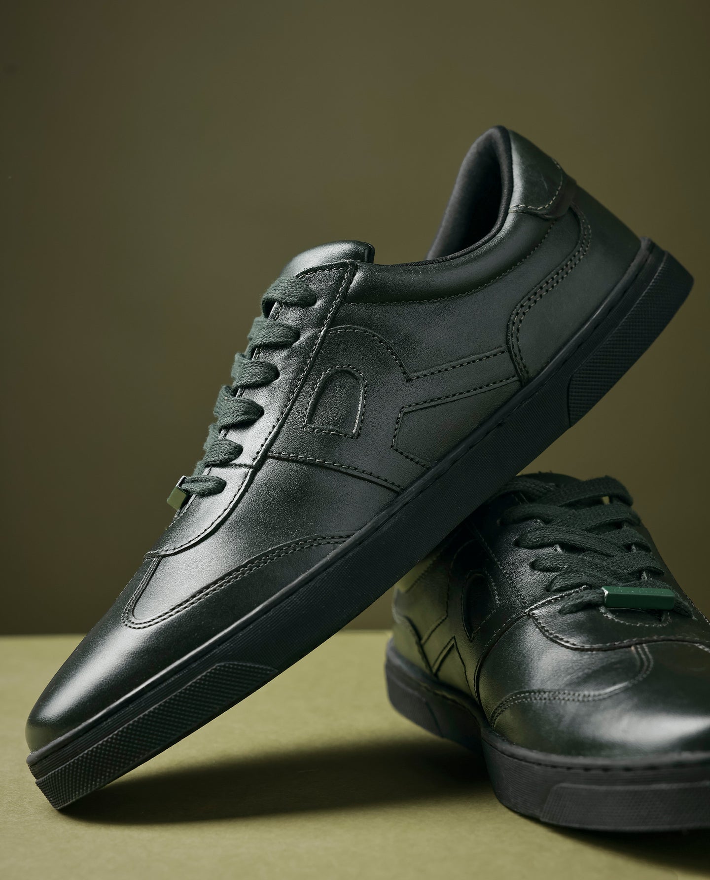 Rare Rabbit Mens Merc Dark Green Round Toe Genuine Leather Lace Up Low
